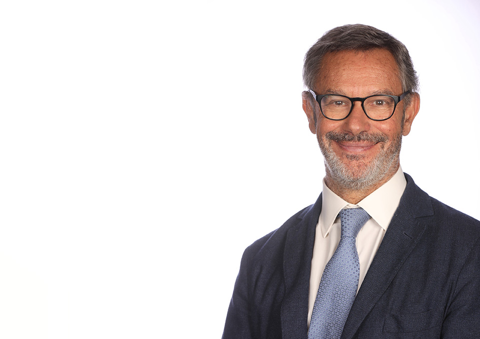 La longitud del implante debe adecuarse a la longitud de la cóclea y ...