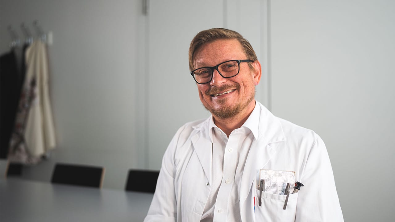 Patientin Angela und Dr. Loader über die VIBRANT SOUNDBRIDGE - hearbetter